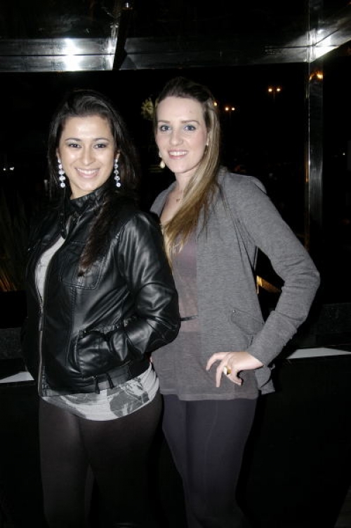 Mahayana Agostinelli, bela morena desfilando na Confraria | ND Mais