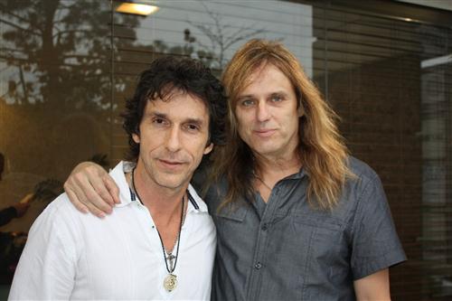 Chris Pitman , tecladista do Guns N'Rose relaxa entre amigos na Ilha