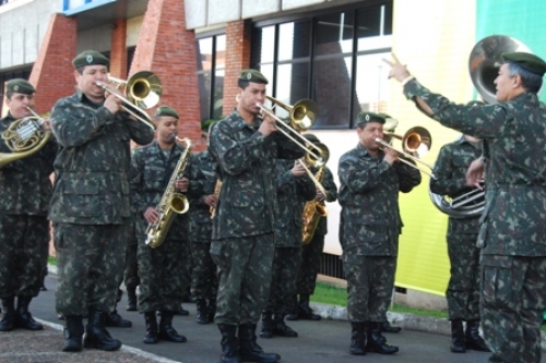 Integrantes do 62 BI de Joinville expressam seu amor à música e à pátria