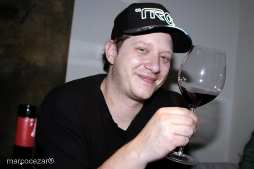 DJ Keemo, que além de fazer a raça dançar, é um profundo conhecedor de ...