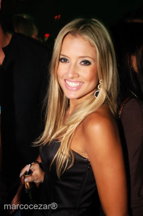 Marina Furlan só na espera da abertura do novo Pátio