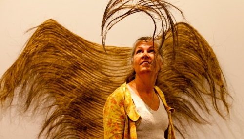 Artista Clara Fernandes abre exposição “Cartas ao Mar”, onde trama o ...