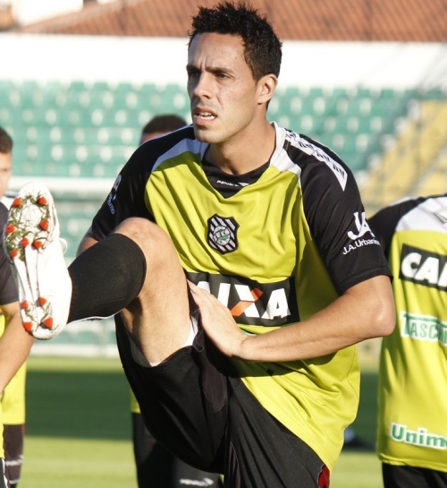 Com a tarja de capitão, André Rocha mostra que tem moral com técnico do ...