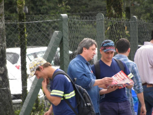 Candidato do PSTU ao governo, Gilmar Salgado faz campanha na porta das ...
