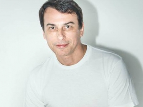 O cantor Marco Audino em temporada de shows na Ilha