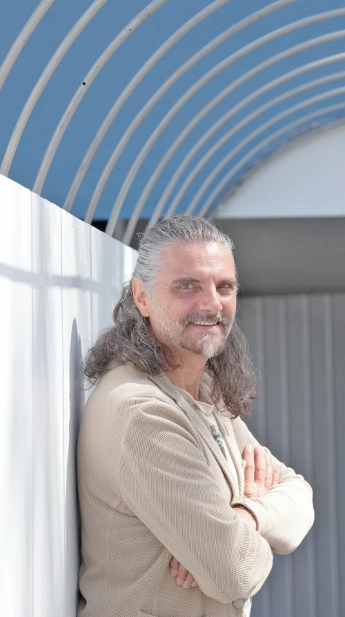 Hique Gomez volta a Florianópolis neste sábado, com a peça "Tãn Tãngo ...