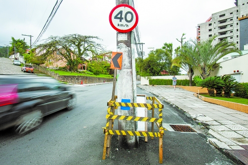 Cinco postes no meio de rua no bairro Itacorubi comprometem segurança ...