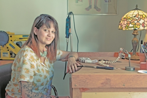 Artesãos unem estética e sustentabilidade para criar acessórios com ...