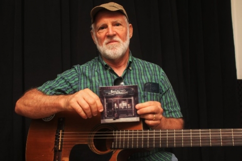 Músico americano Rex Johnson lança disco solo em Joinville