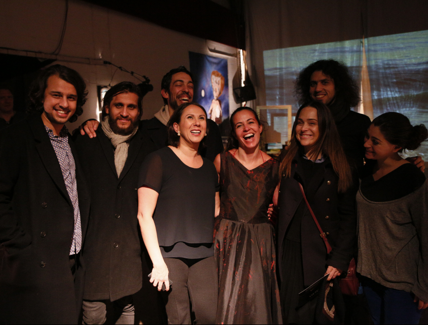 O artista plástico Paulo Govêa com sua obra no cartaz de peça teatral ...
