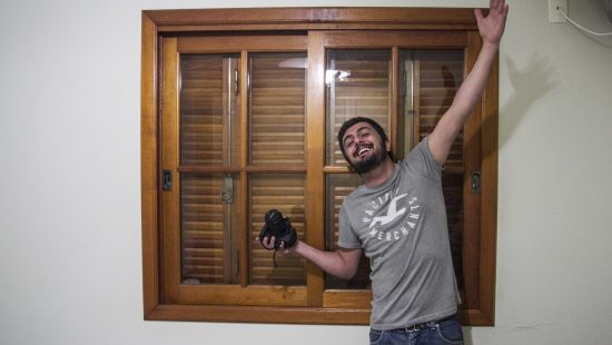 Quem é o humorista de SC que canta 'coroas' pelo Brasil