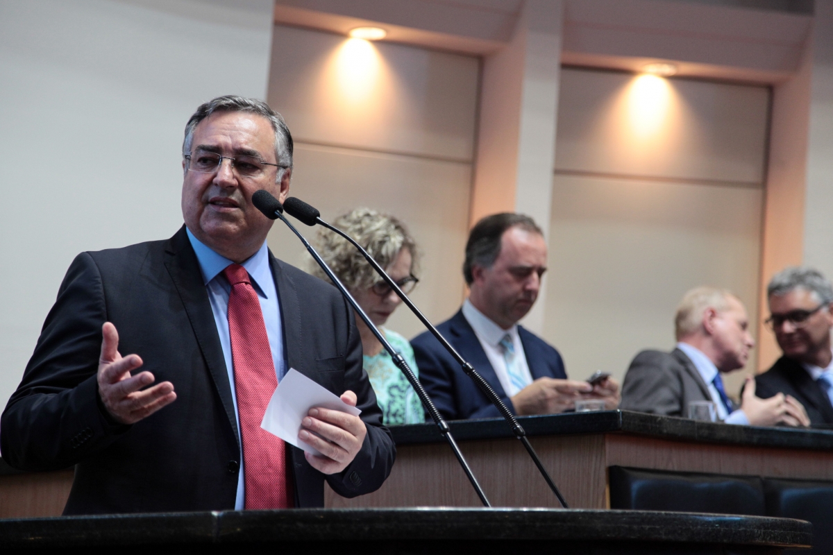 Raimundo Colombo entrega carta de renúncia ao governo de Santa Catarina ...