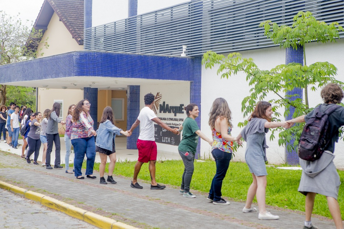 Comunidade universitária realiza abraço simbólico ao MarquE, na UFSC