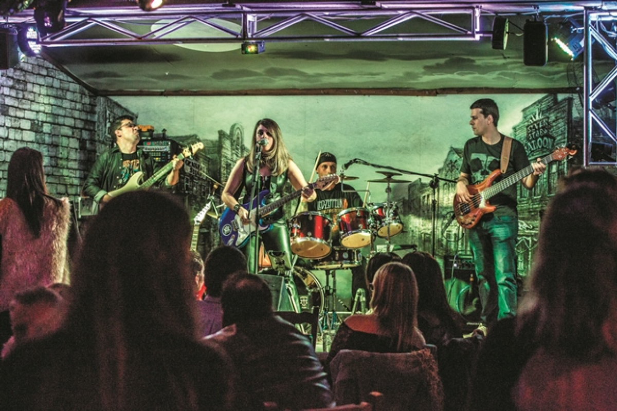 Banda de rock Mad Queen faz show na véspera de feriado em Florianópolis ...