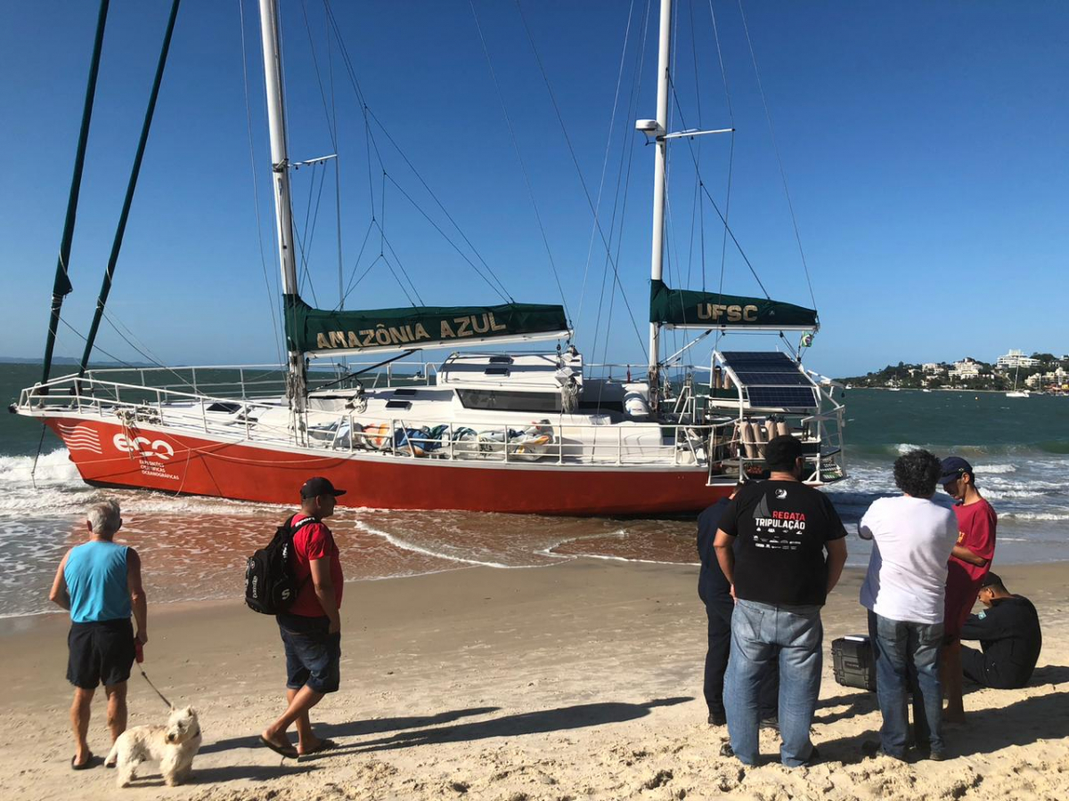 Veleiro Eco da UFSC vai parar na beira da praia após vento forte