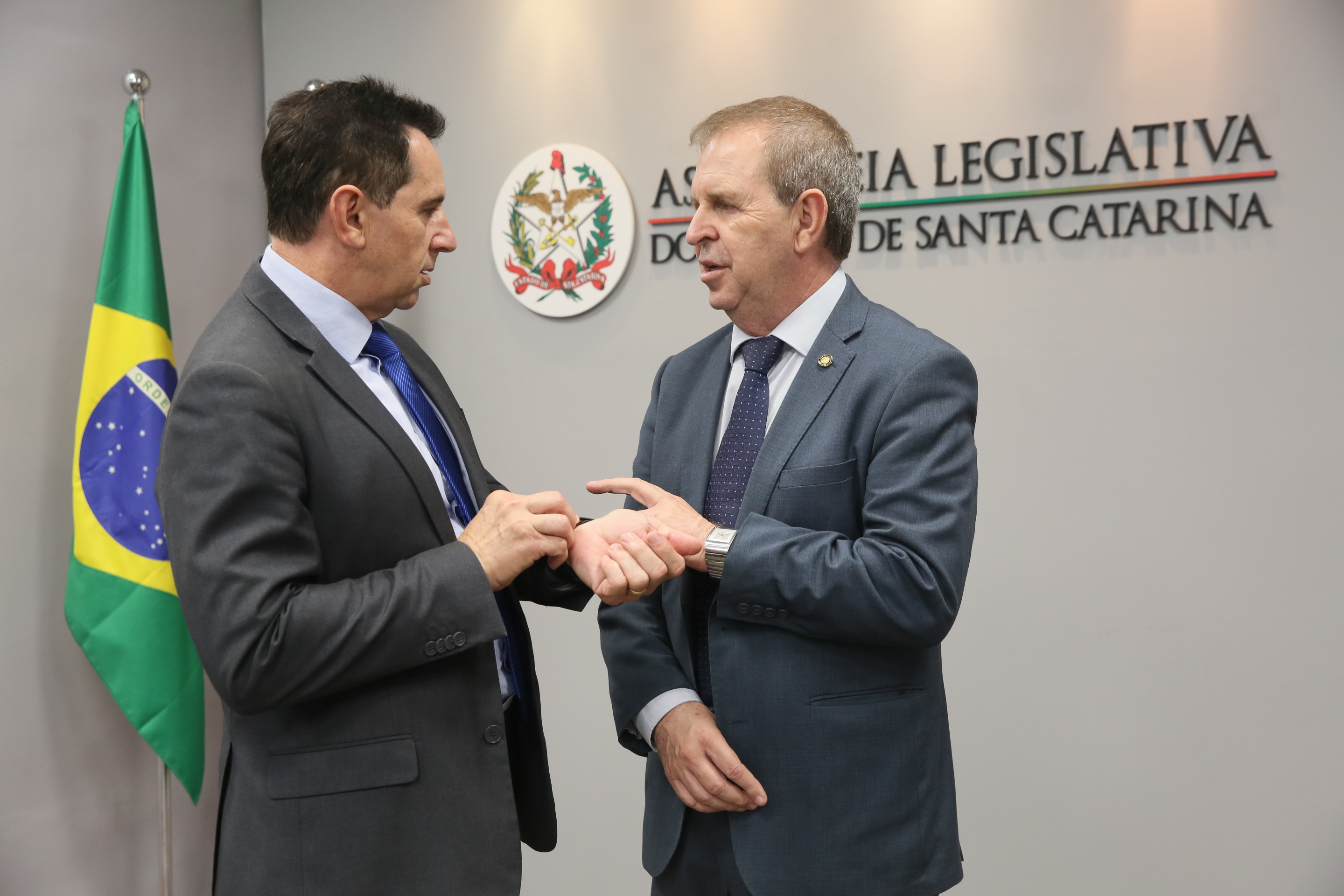 Carlos Moisés foi pragmático ao trocar de mãos a liderança do governo ...