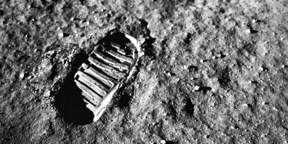 Homem na lua: Foto da pegada de Neil Armstrong vira selo comemorativo ...