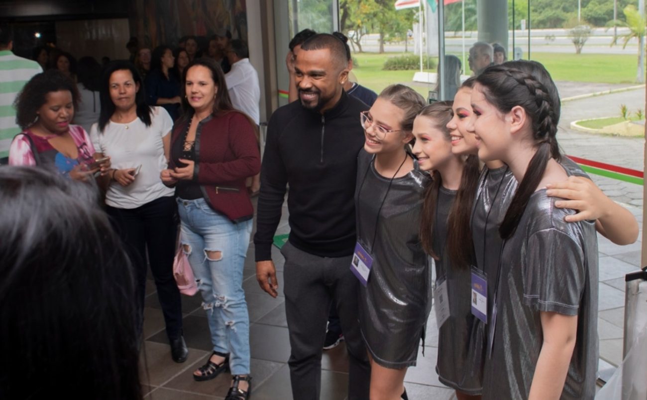 Cantor Alexandre Pires assiste à filha na Mostra de Dança Infantil de ...
