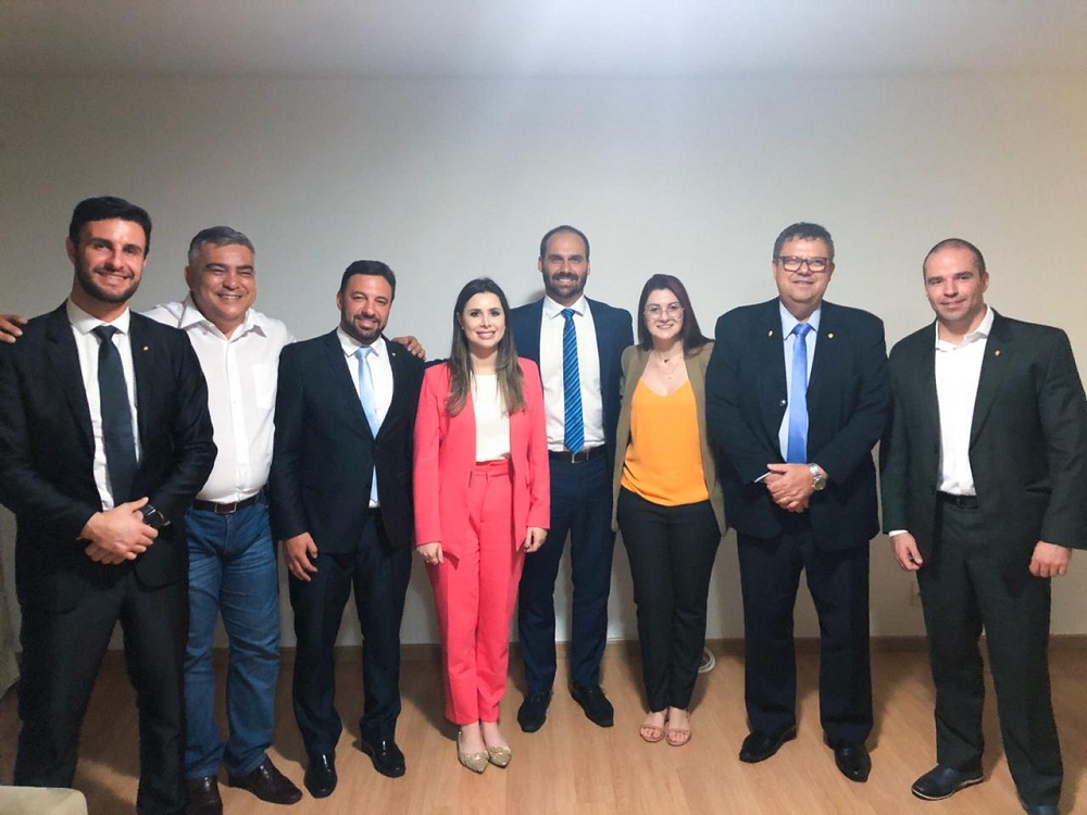 Sargento vai ao Coronel atrás das respostas que ele não tem.