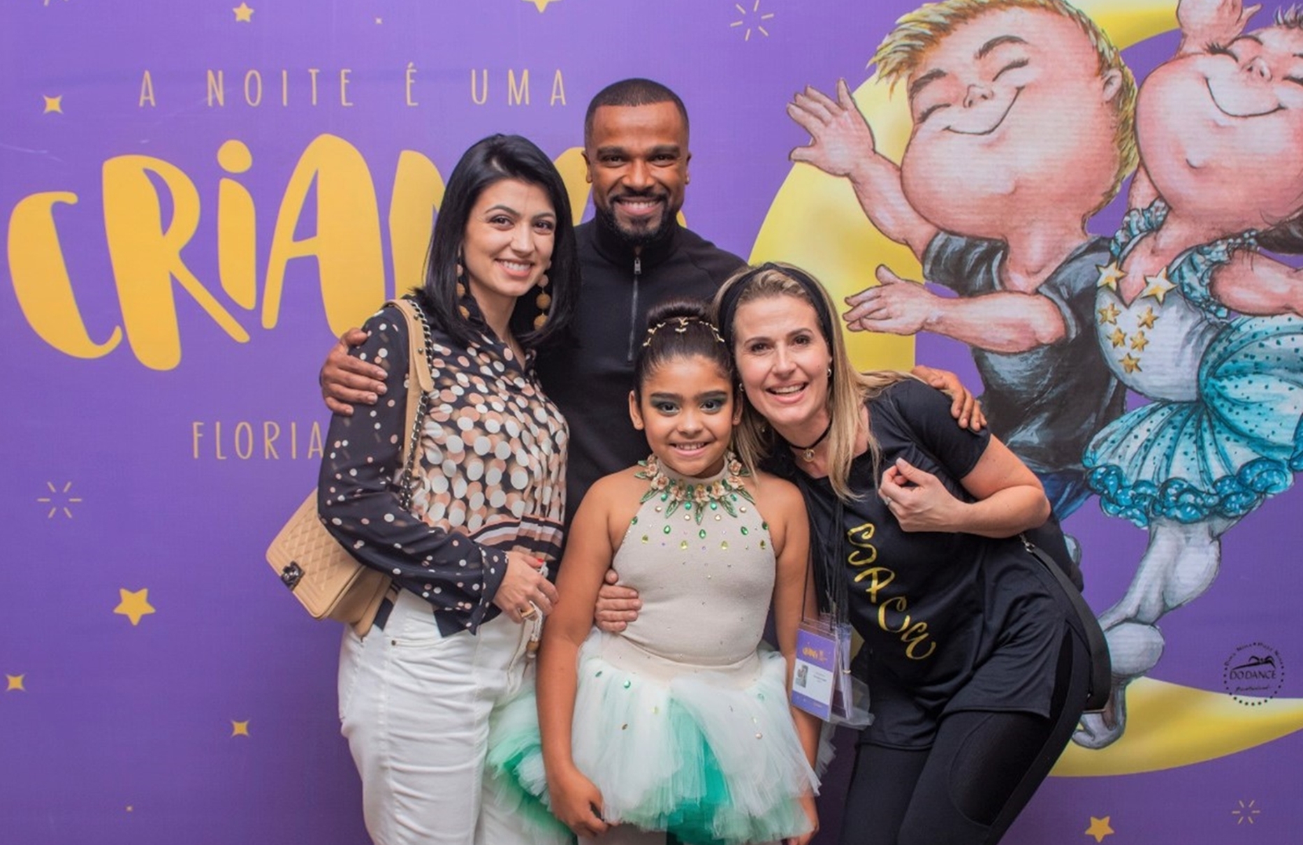 Cantor Alexandre Pires assiste à filha na Mostra de Dança Infantil de ...