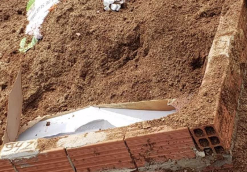 Sepultura é aberta e corpo de mulher é encontrado seminu fora da cova