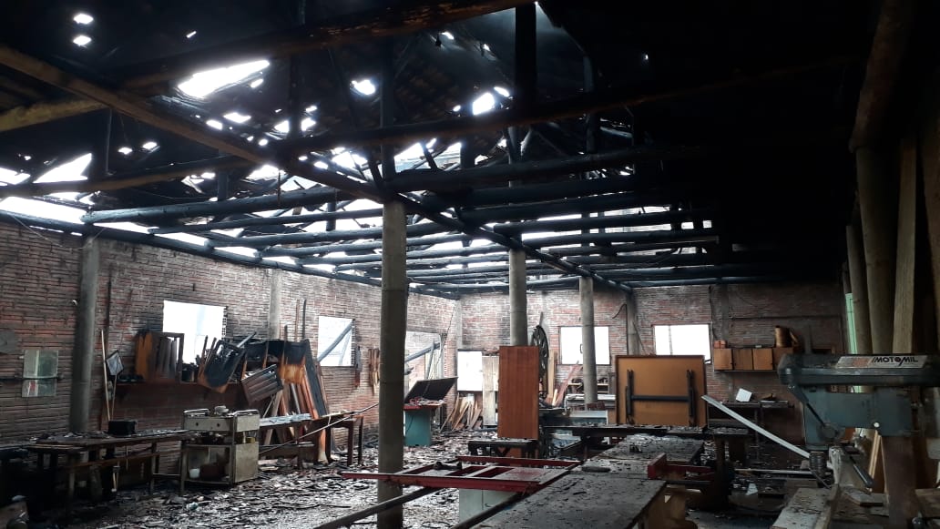 Incêndio destrói marcenaria às margens da SC-421, em Pomerode