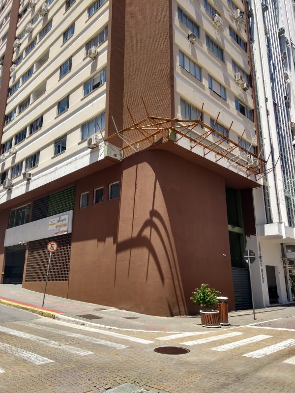 Pintura de prédio encobre arte urbana na região central de Florianópolis