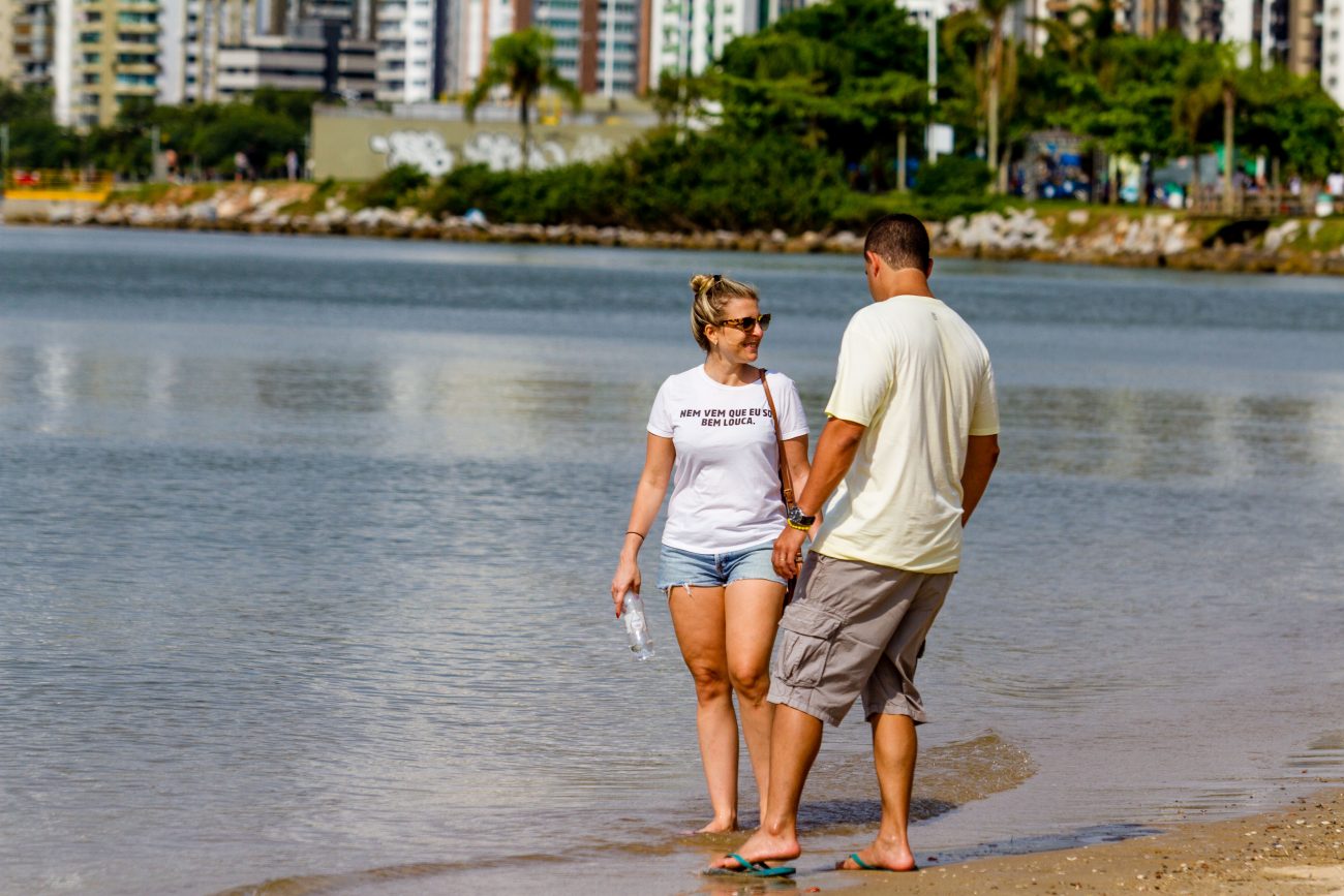 De forma tímida, área balneável da Beira-Mar começa a receber banhistas