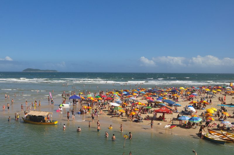 Guarda do Embaú recebe turistas em busca de natureza e tranquilidade