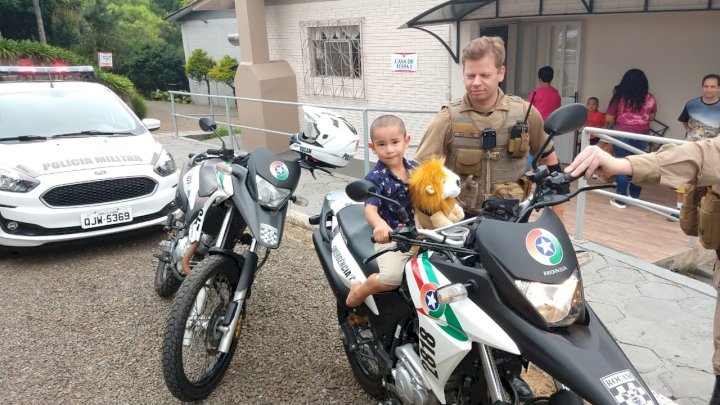 Festa de aniversário em Videira tem temática da PMSC e visita de policiais