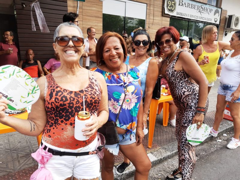 Enterro da Tristeza abre o caminho para a folia em Florianópolis