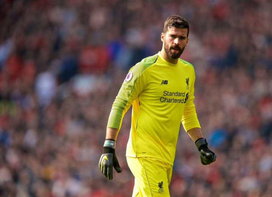 Alisson se lesiona e desfalca Liverpool e Seleção Brasileira