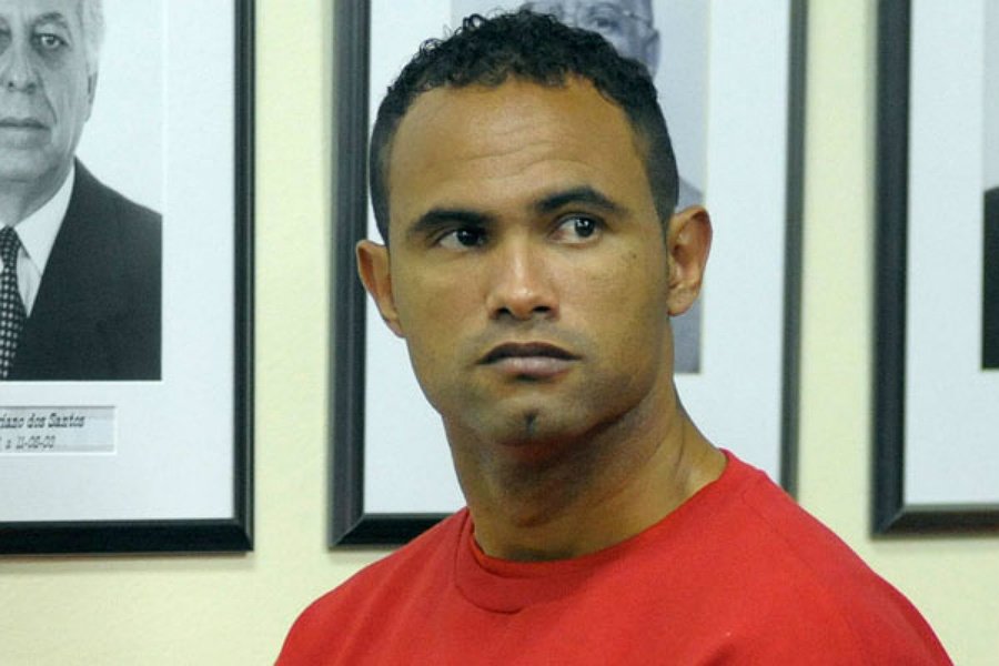 'De olho no lance': Goleiro Bruno publica foto após passaporte de Eliza ...