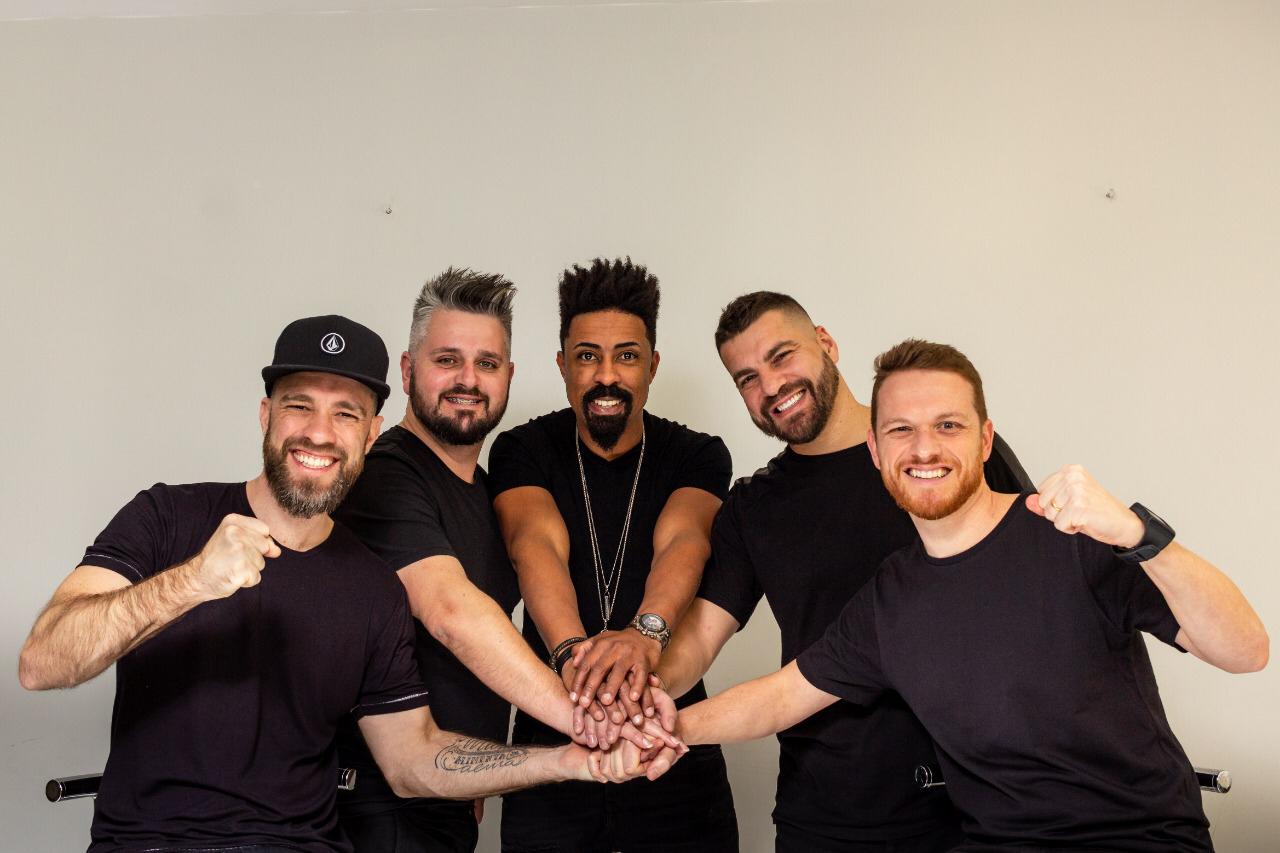 Integrante do Quinteto S.A. testa positivo para Covid-19 e live é cancelada