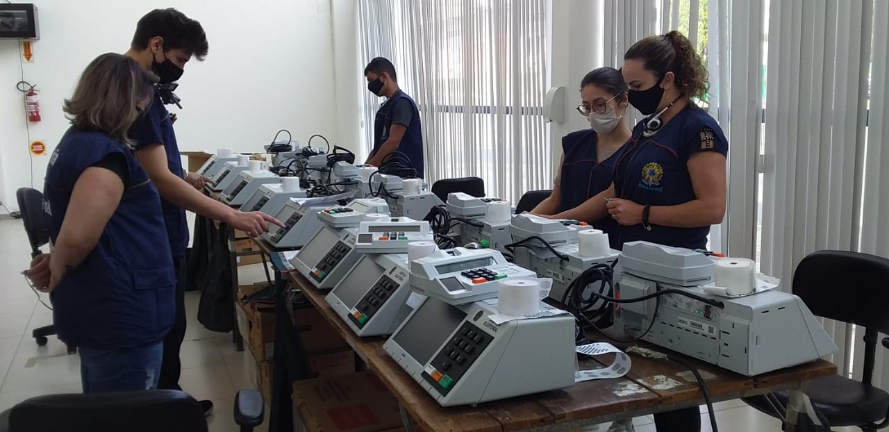 Urnas eletrônicas estão configuradas e lacradas em Chapecó Urnas eletrônicas estão configuradas e lacradas em Chapecó