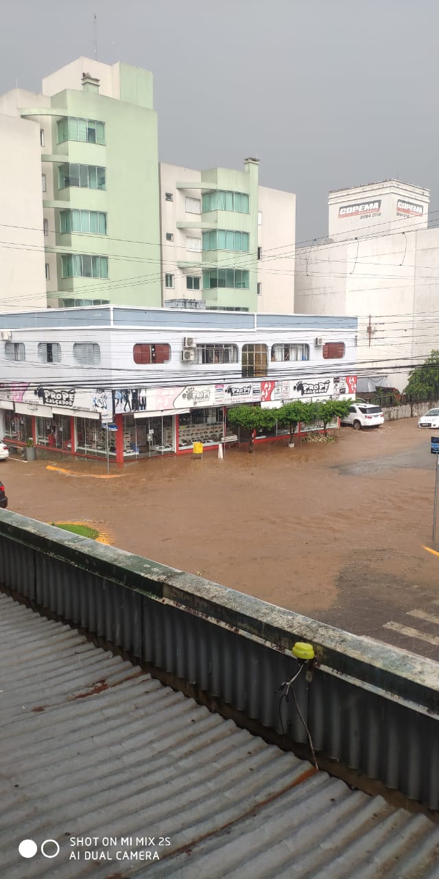 VÍDEO: Temporal e granizo são registrados no Oeste de SC