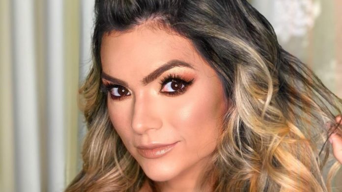 Cantora Kelly Key sensualiza na banheira e tira fotos; veja