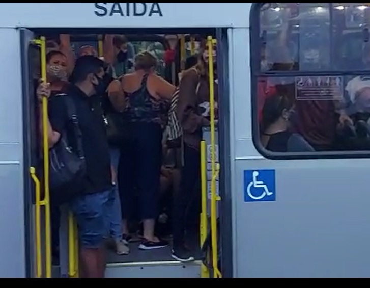 Vídeo mostra ônibus lotado na manhã desta terça-feira em Blumenau