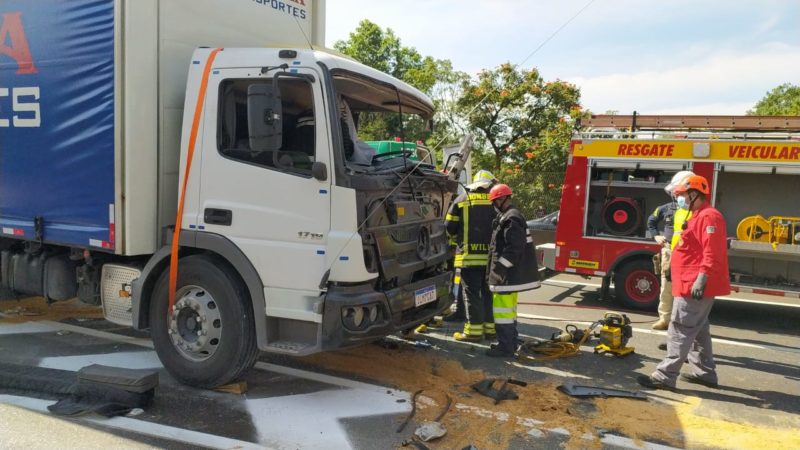 Engavetamento com seis caminhões interdita BR-101 em Joinville Engavetamento com seis caminhões interdita BR-101 em Joinville