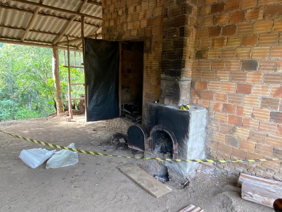 Mulher é presa suspeita de sedar e queimar marido vivo dentro de fornalha Mulher é presa suspeita de sedar e queimar marido vivo dentro de fornalha