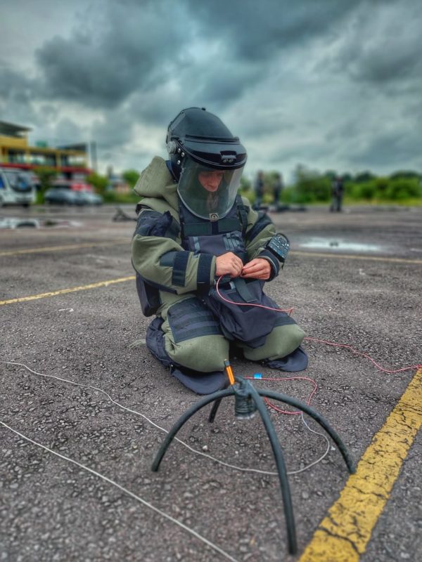Em curso, técnico explosivista do Bope treina para suportar traje de 50 ...