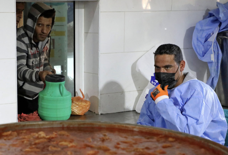 Chef cai dentro da panela fervente e tem morte bizarra