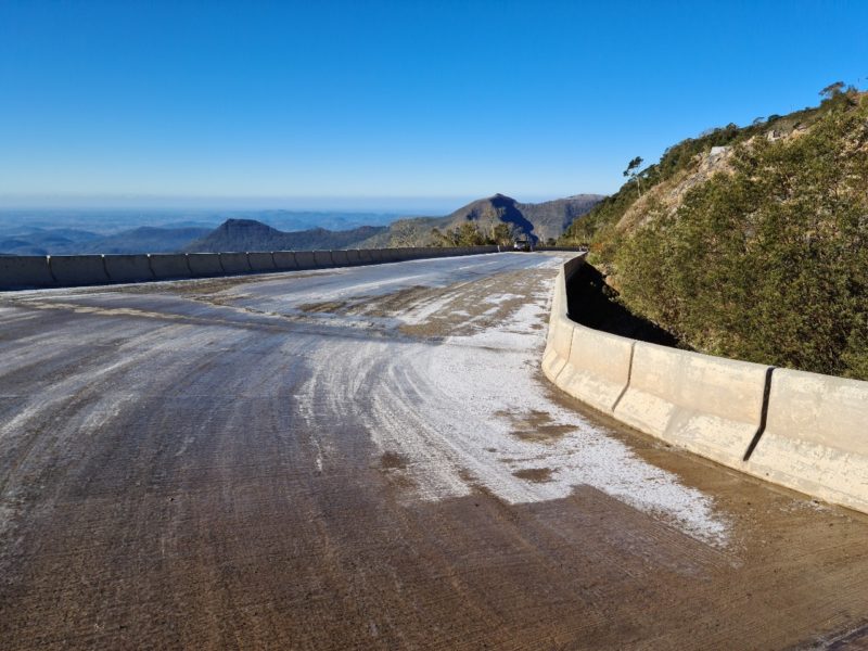 Neve e gelo na pista alteram horário de tráfego na Serra da Rocinha, no ...