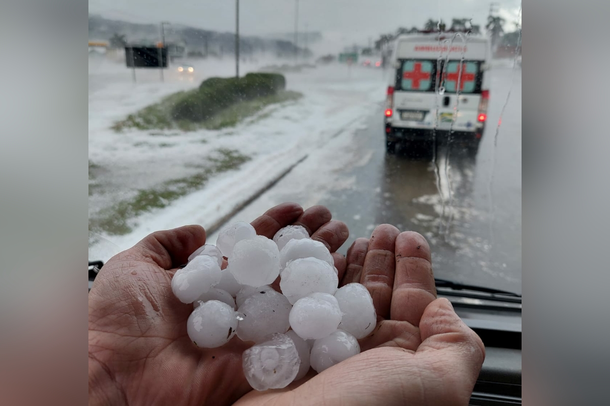 'Não tem como explicar', diz moradora após chuva de granizo em SC