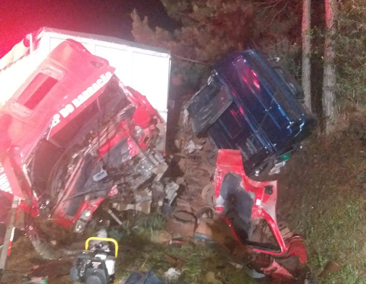 Duas pessoas morrem e outras três ficam feridas em grave acidente na BR-282; veja fotos