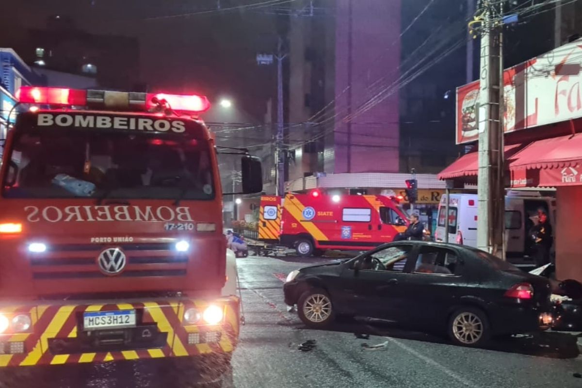 Jovem morre em acidente que envolveu ônibus, carro e moto em Porto União