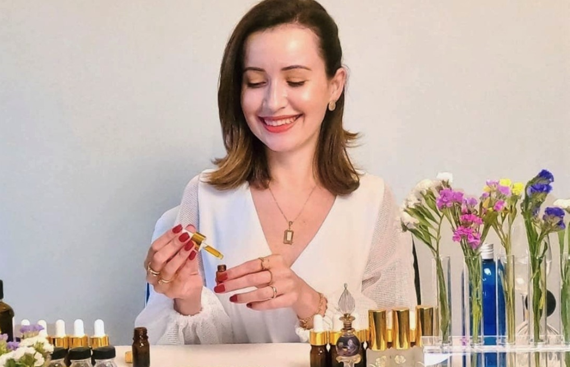 Brasileira radicada na França palestra sobre alta perfumaria natural em ...