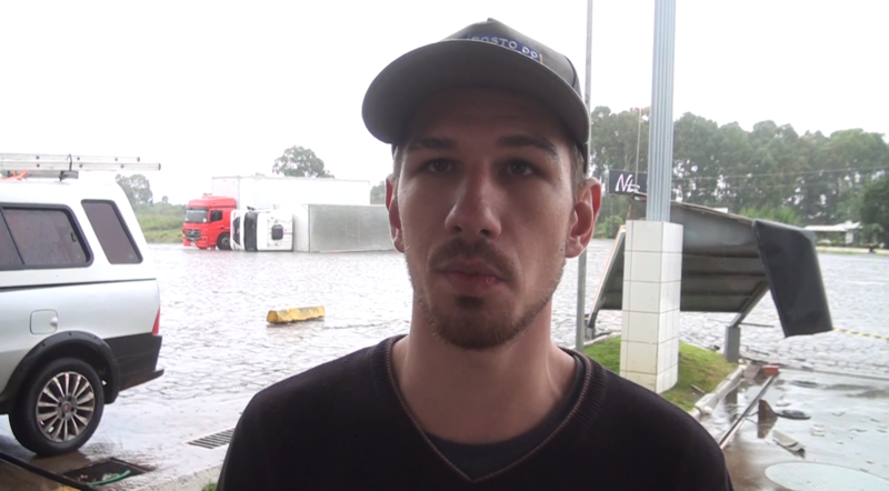 Motorista estava na cabine quando vento de 100 Km/h tombou caminhão em ...