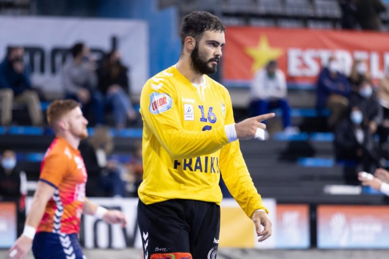 Goleiro catarinense 'fecha o gol' no handebol espanhol