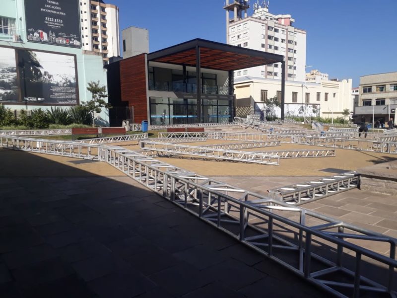 Palco para tradicional Recanto do Pinhão começa a ser montado em Lages